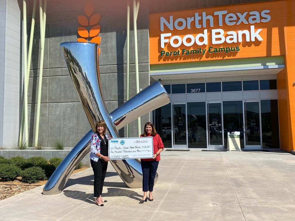 Atmos Energy makes donation to the North Texas Food Bank.